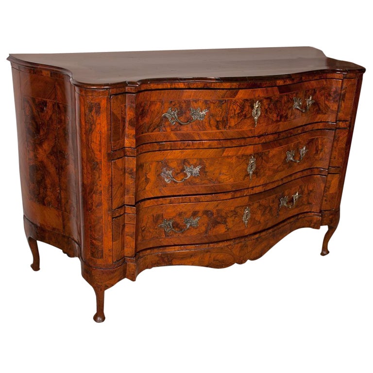 Italian Walnut Serpentine Commode, 18th Century For Sale at 1stDibs