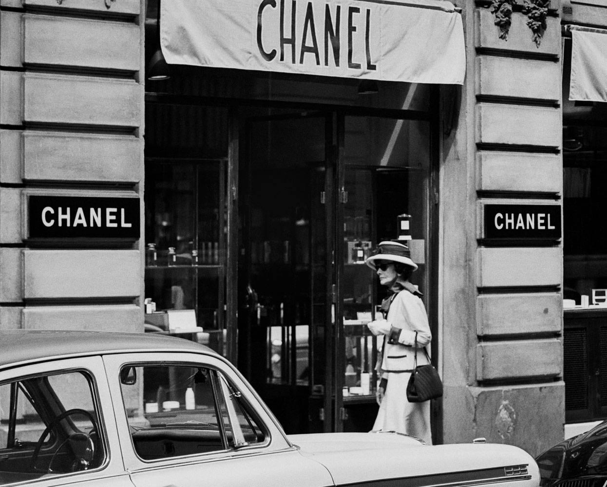 Douglas Kirkland - Coco Chanel Storefront 1962 For Sale at 1stDibs