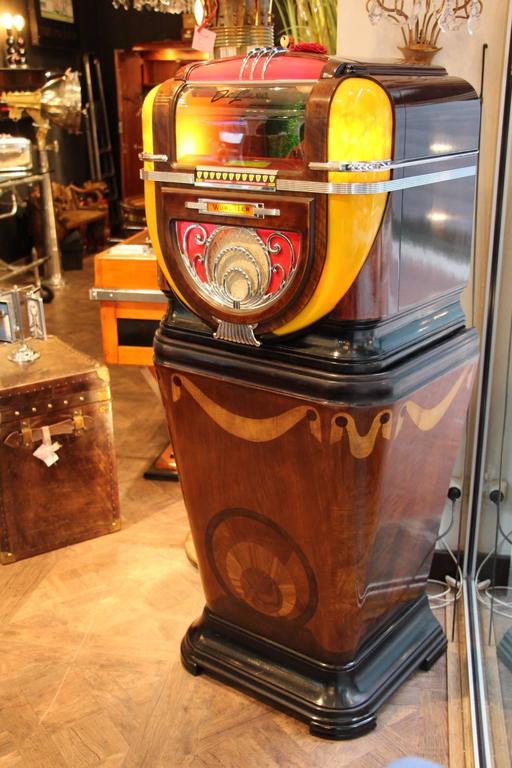 Wurlitzer Model 71 Jukebox at 1stDibs
