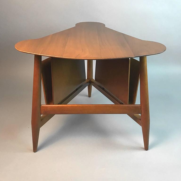 Edward Wormley for Dunbar Wedge Shaped Magazine Table in Sap Walnut and ...