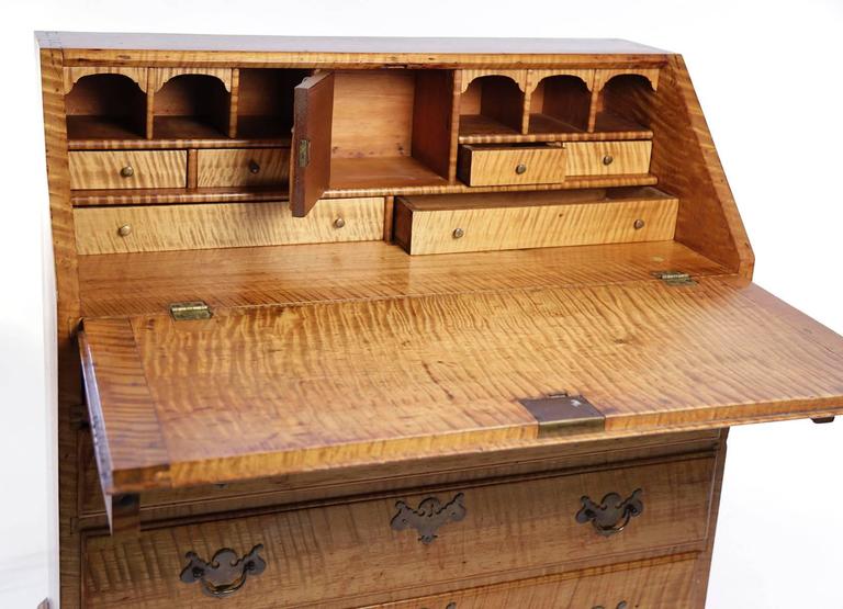 18th Century American Tiger Maple Slant Lid Desk For Sale at 1stDibs