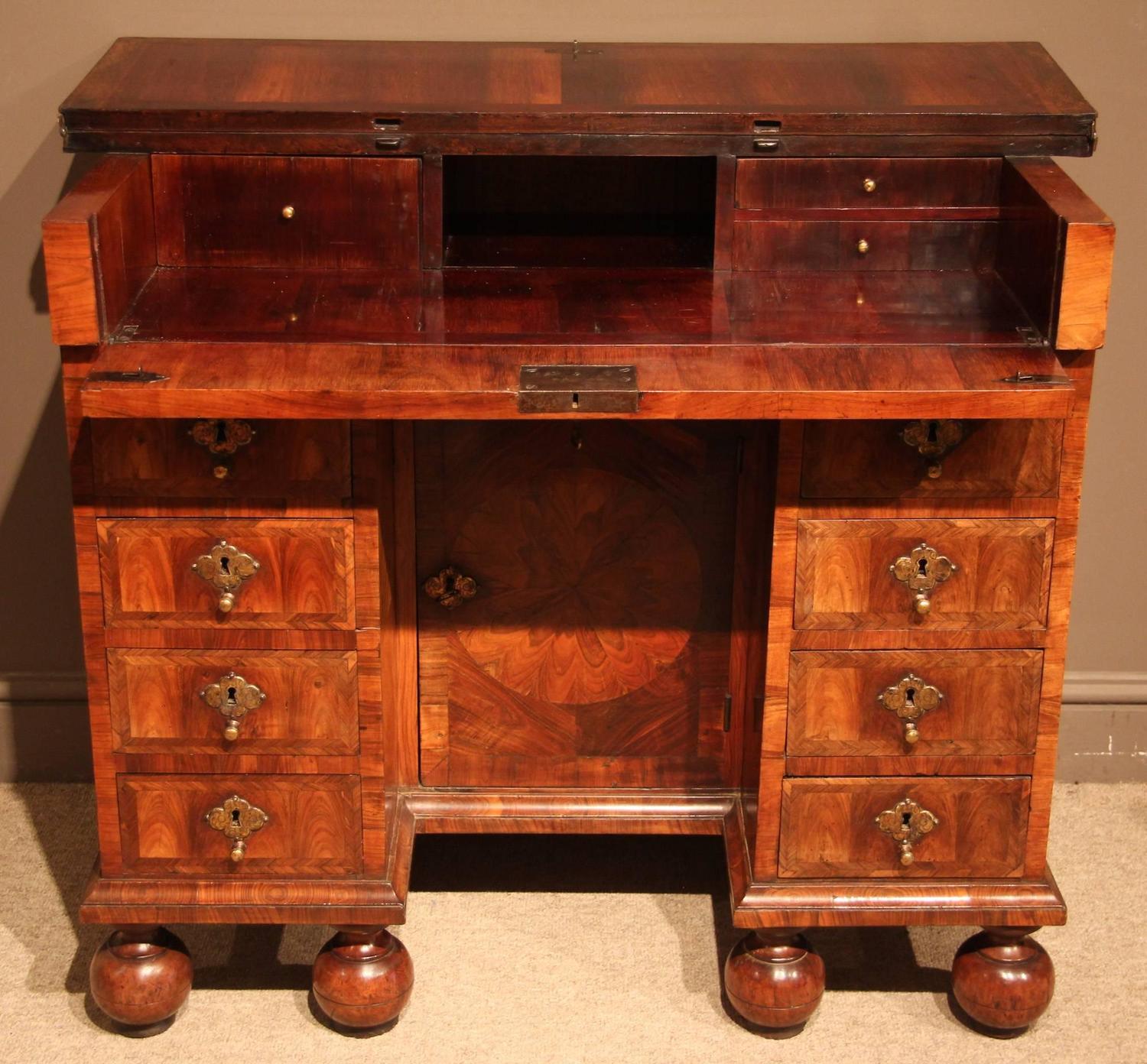 Superb Late 17th Century Kingwood Veneered Knee Hole Desk For Sale at ...