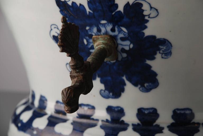 Blue and White Chinese Porcelain 'Pronk' Cistern For Sale at 1stDibs