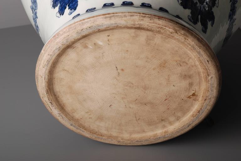 Blue and White Chinese Porcelain 'Pronk' Cistern For Sale at 1stDibs