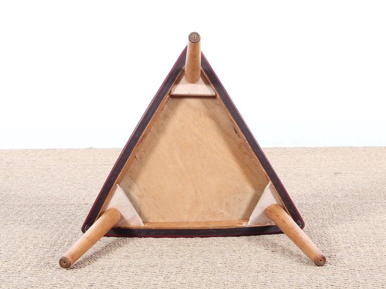 Mid-Century Modern Danish Three Legs Stool in Oak For Sale at 1stDibs