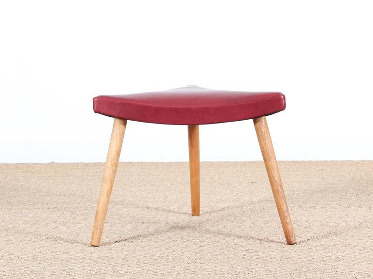 Mid-Century Modern Danish Three Legs Stool in Oak For Sale at 1stDibs