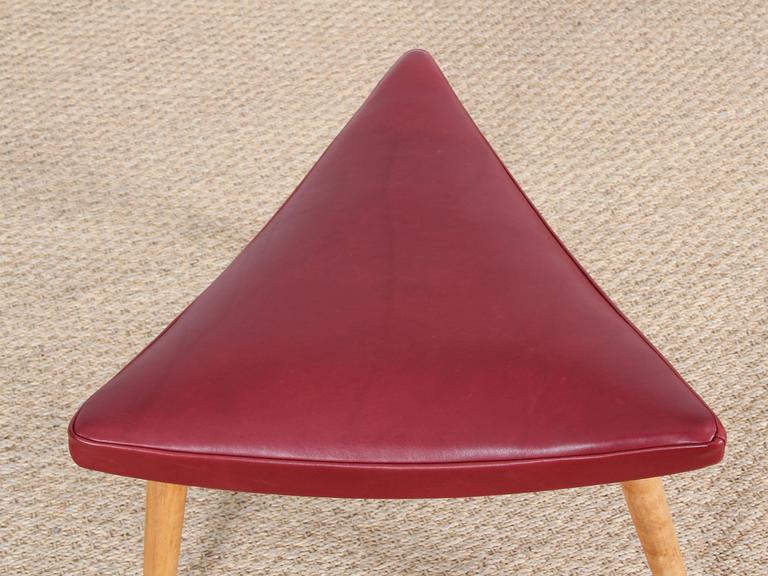 Mid-Century Modern Danish Three Legs Stool in Oak For Sale at 1stDibs