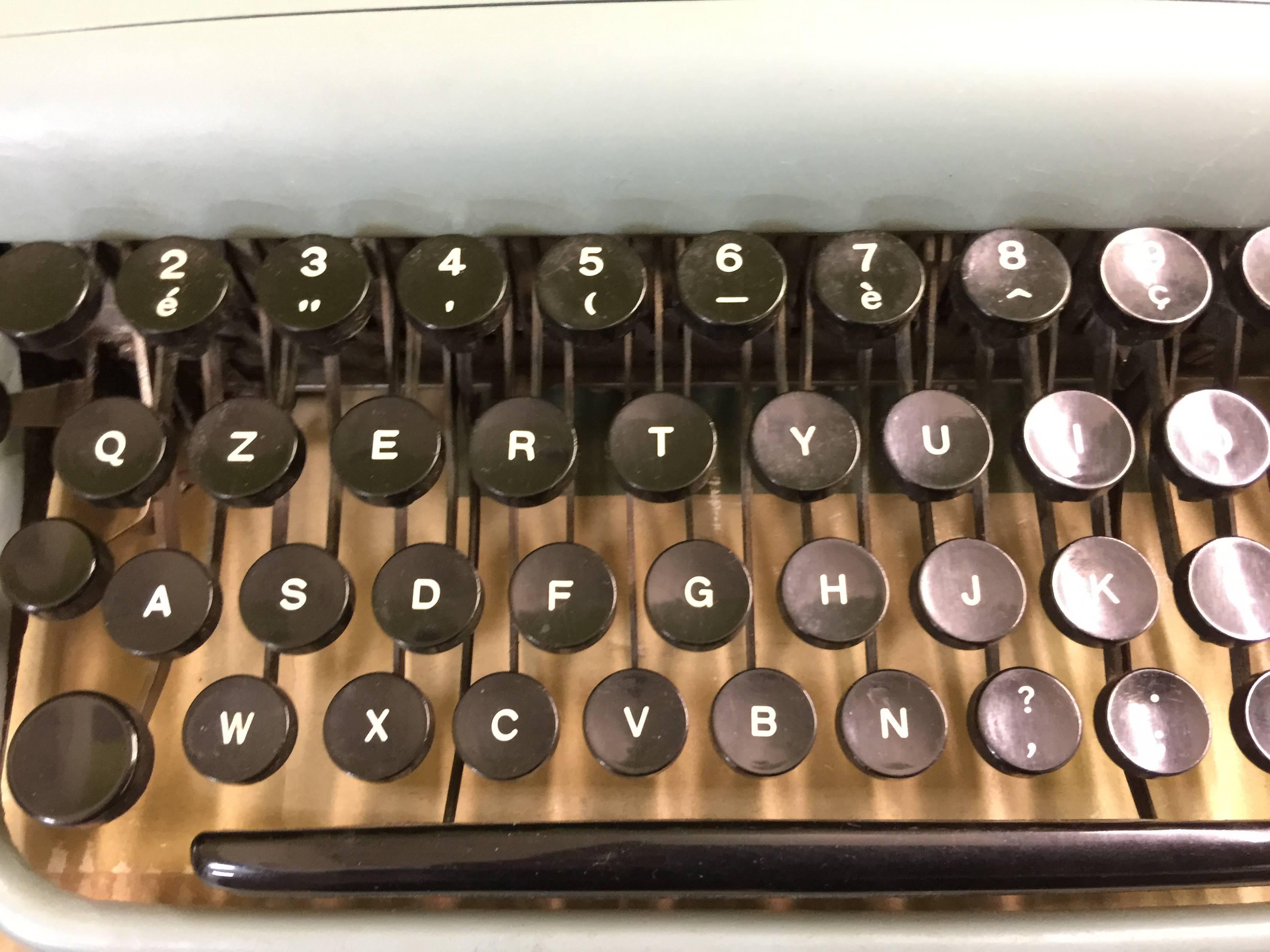 Olivetti Lettera 22 Typewriter, 1960s For Sale at 1stDibs | olivetti ...