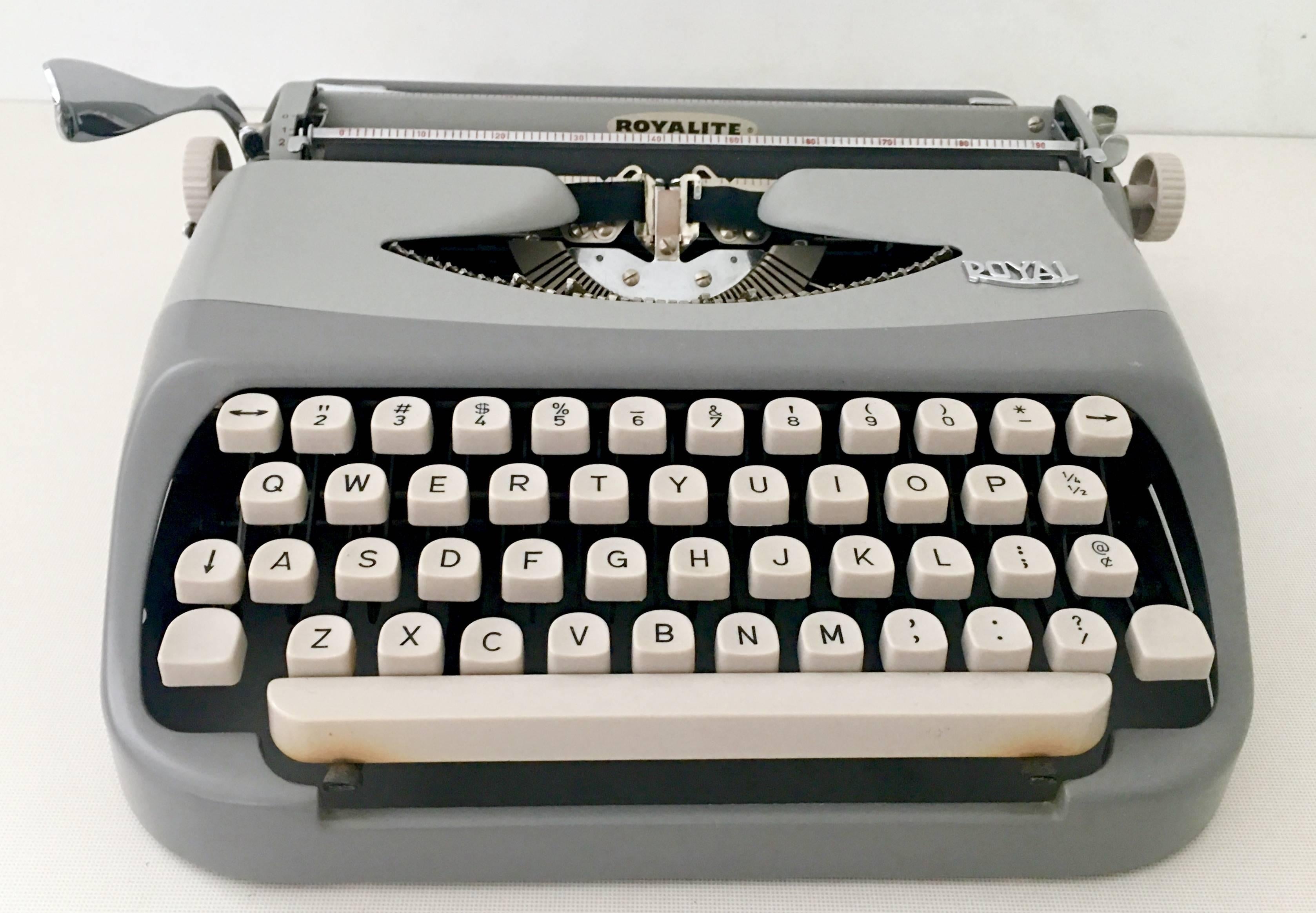 1960s Royal Holland "Royalite" Portable Typewriter and Case at 1stDibs ...