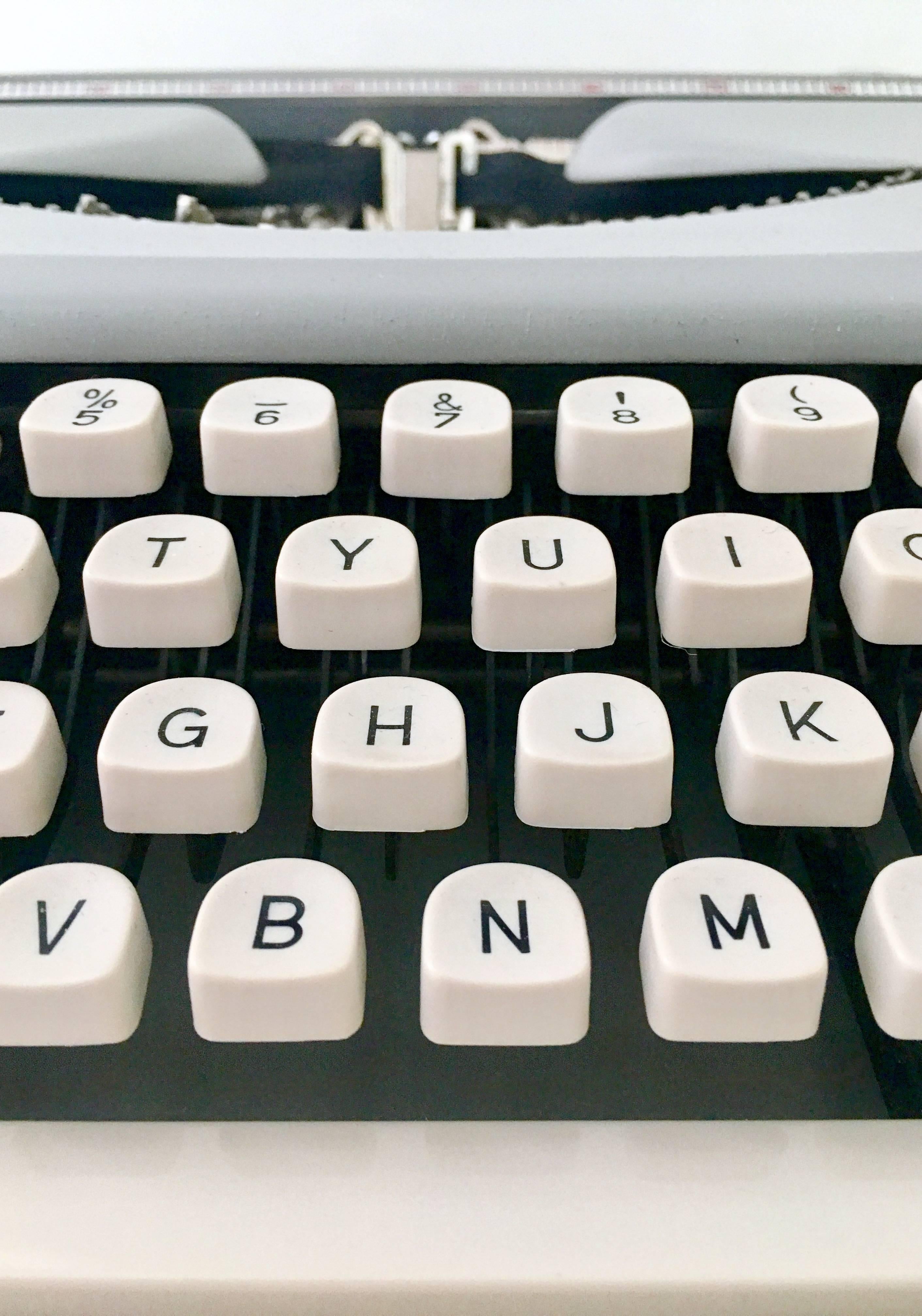 1960s Royal Holland "Royalite" Portable Typewriter and Case at 1stDibs ...