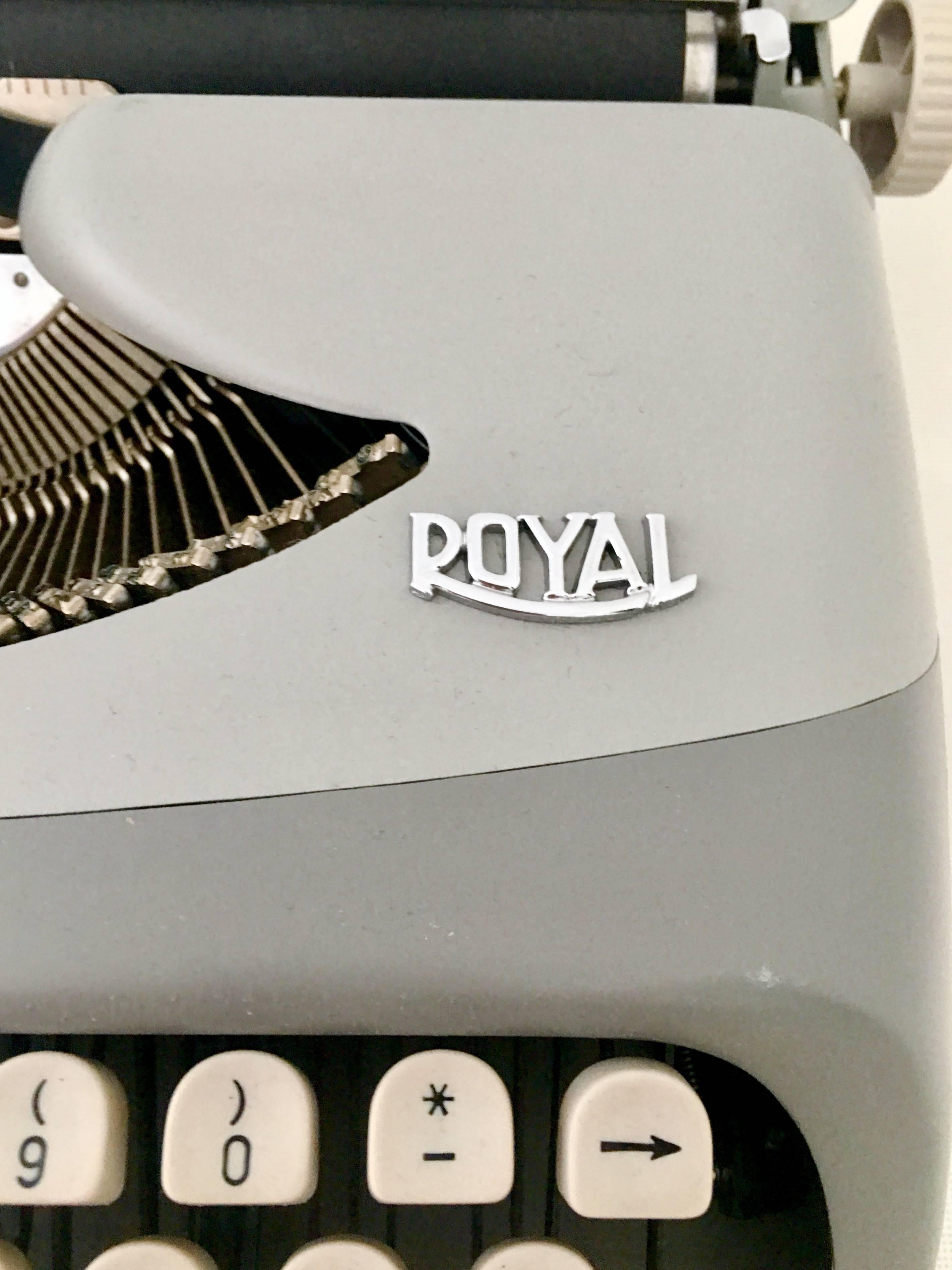 1960s Royal Holland "Royalite" Portable Typewriter and Case at 1stDibs ...