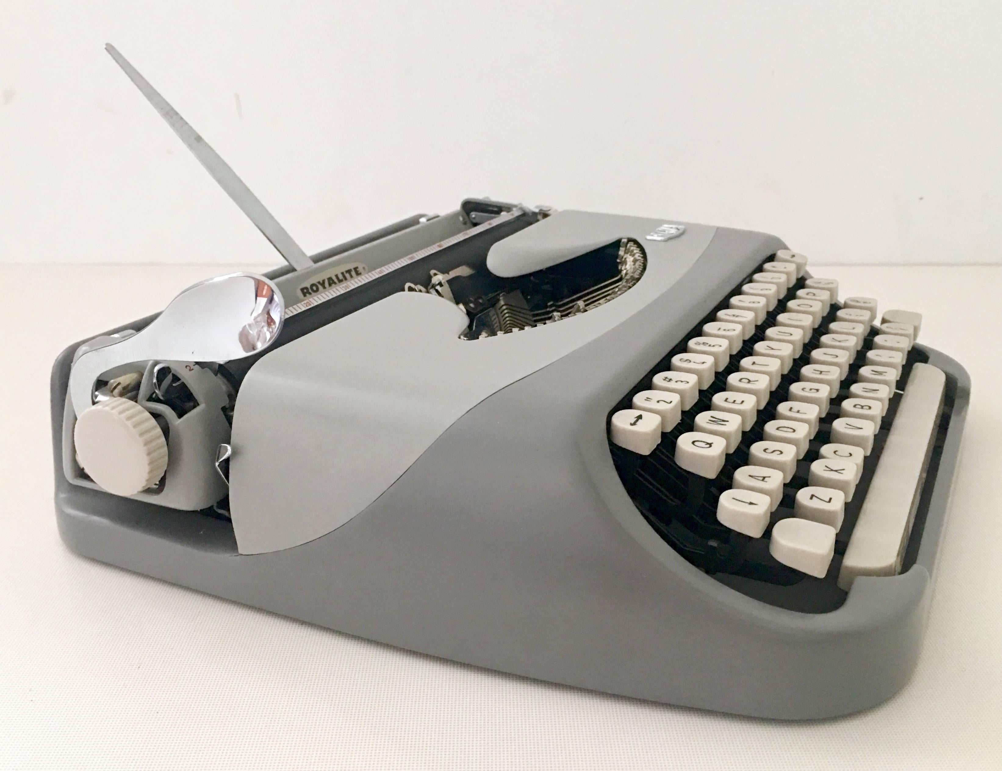 1960s Royal Holland "Royalite" Portable Typewriter and Case at 1stDibs ...