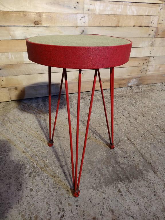 Stylish 1950s French red metal stool on hairpin legs For Sale at 1stDibs