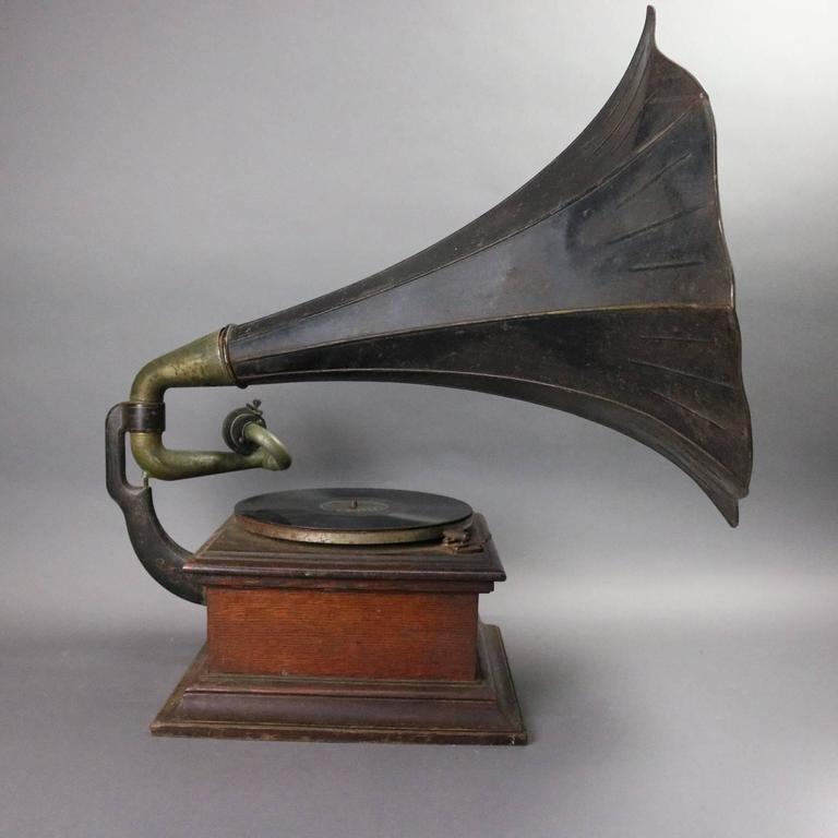 Antique Victor Victrola Phonograph Talking Machine with Tin Horn, circa ...