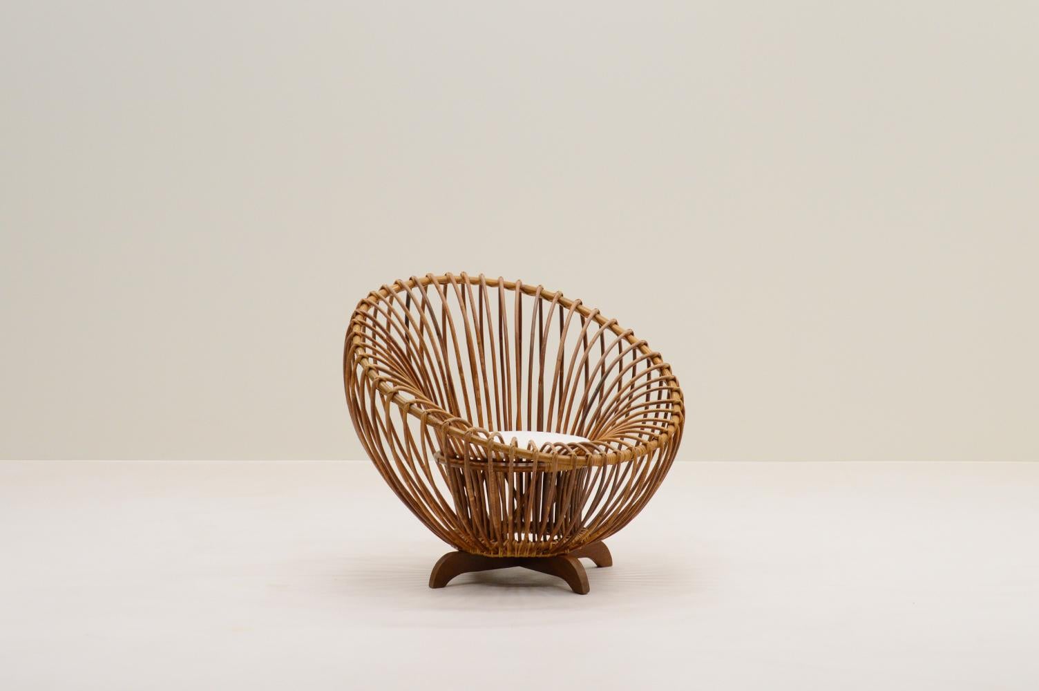 Round rattan and bouclé armchair, 1960s Italy. For Sale at 1stDibs