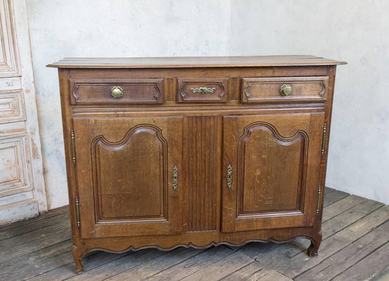 Rustikales Eichenholz-Buffet im Louis-XV-Stil im Angebot bei 1stDibs