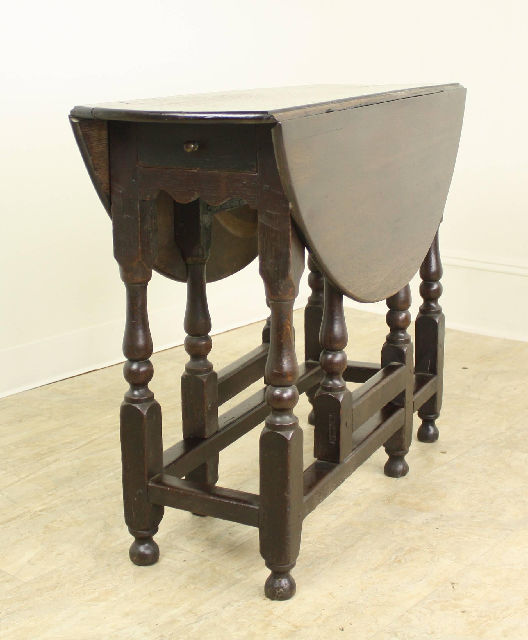 Welsh Period Oak Gate Leg Drop-Leaf Table at 1stDibs
