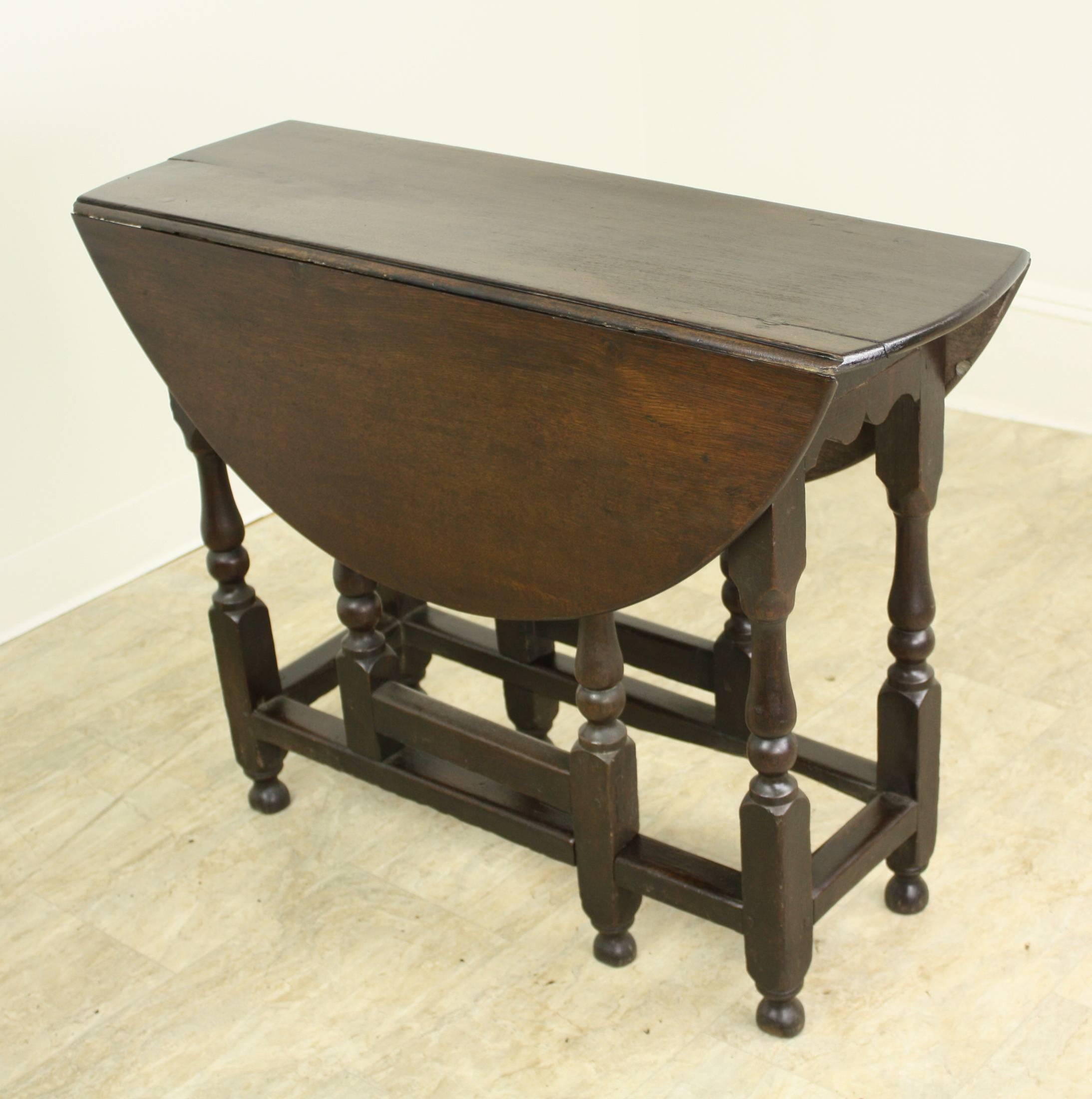 Welsh Period Oak Gate Leg Drop-Leaf Table at 1stDibs