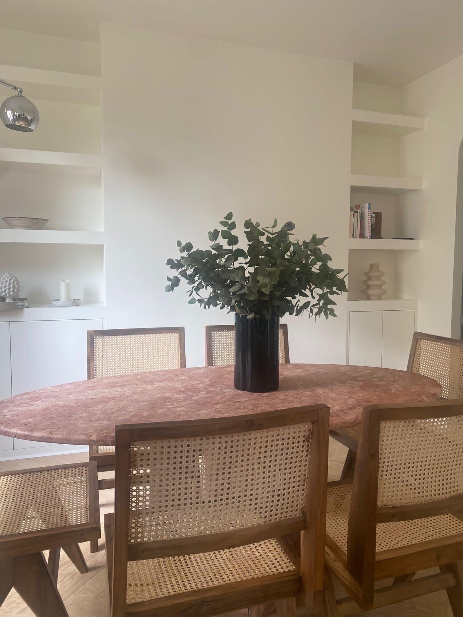 Mesa de comedor ovalada de travertino rojo con patas de columna al ...
