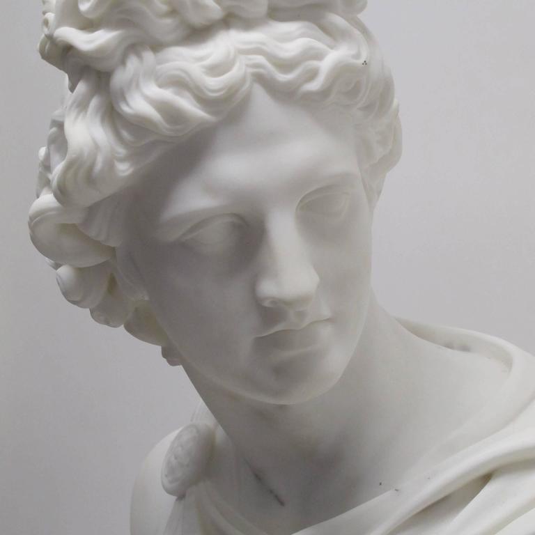 Buste d'Apollon en marbre grandeur nature En vente sur 1stDibs