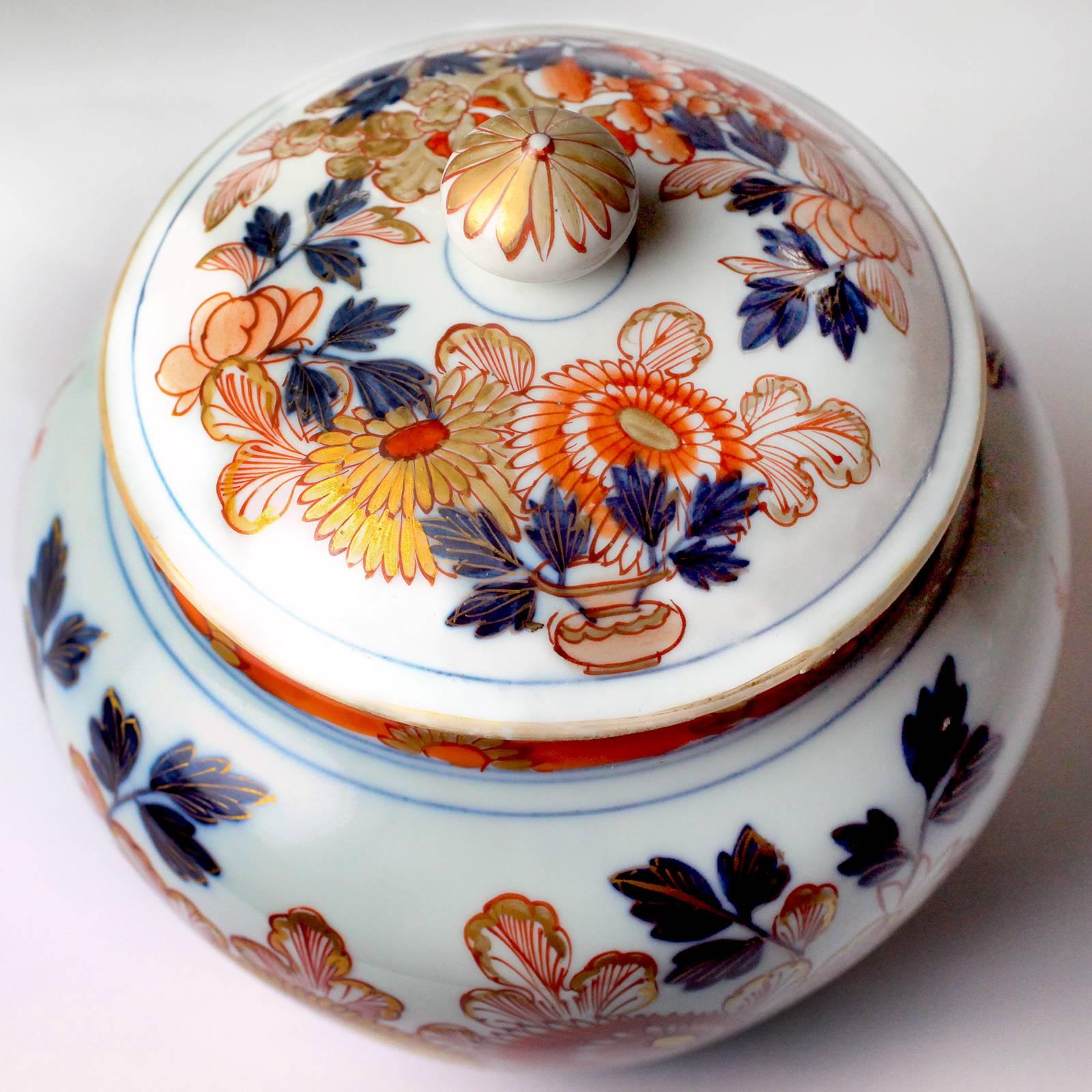 Pair of Covered Japanese Imari Urns at 1stDibs