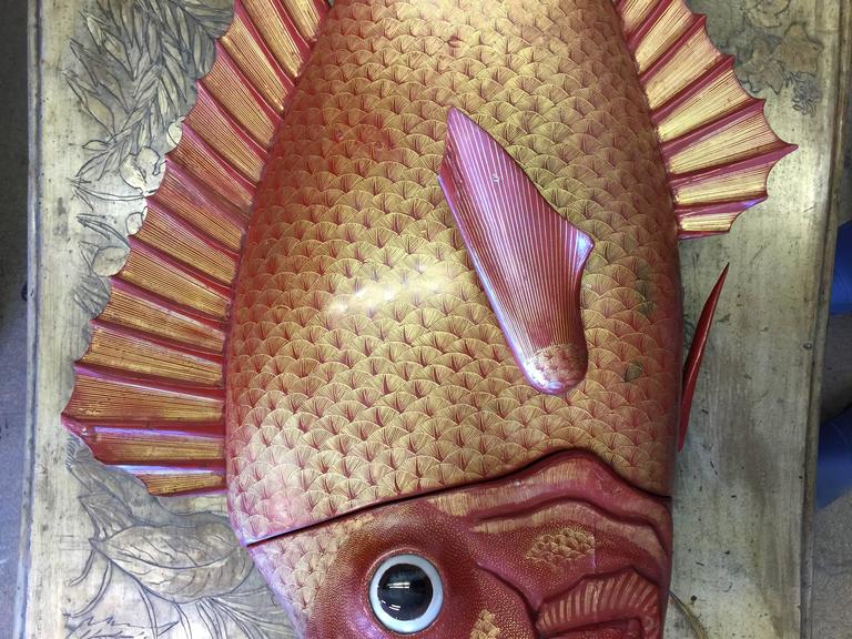Showa Period Red Lacquer Japanese Fish Shaped Box For Sale at 1stDibs