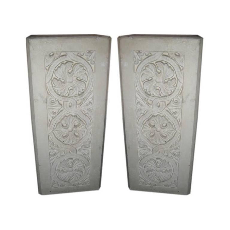 Paar Gipssockel im gotischen Stil mit gotischen Details im Angebot bei ...