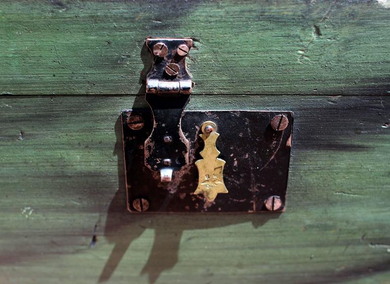 American Paint Decorated Dome-Top Box in Rare Green Paint For Sale at ...