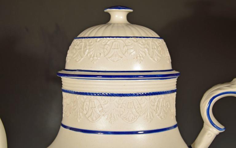 Large Castleford-Type Pottery Coffee Pot and Cover For Sale at 1stDibs