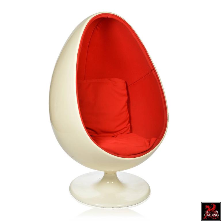 Classic Mid Century Modern Pod Chair or Egg Chair For Sale at 1stDibs