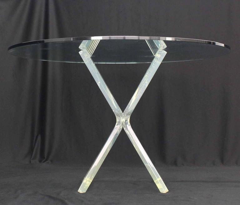 Lucite-Esstisch mit X-Fuß aus Gueridon in der Mitte im Angebot bei 1stDibs