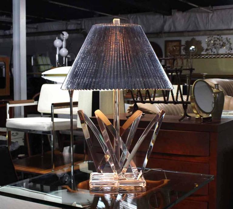 Lucite Mid-Century Modern Table Lamp For Sale at 1stDibs