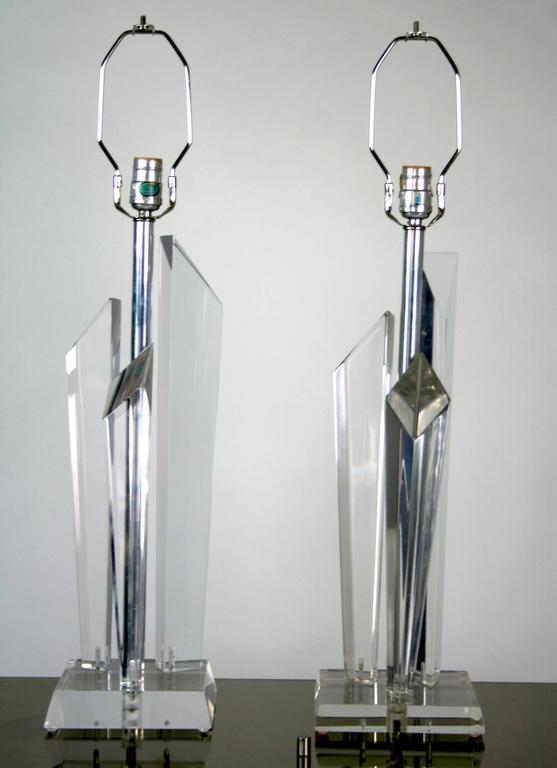 Pair of Lucite Mid-Century Modern Lamps For Sale at 1stDibs