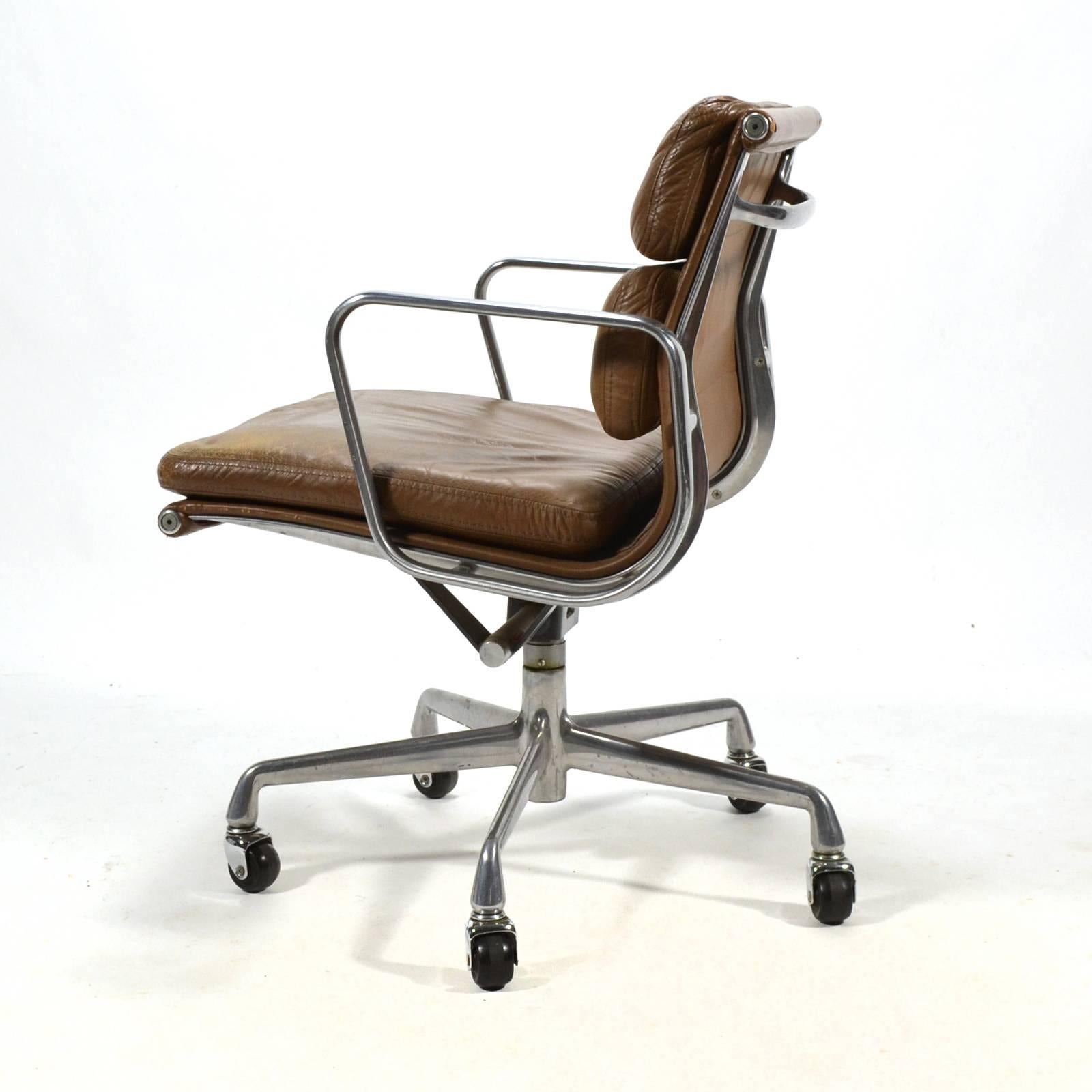 Eames Aluminium Group Soft Pad Management Chair by Herman Miller at ...