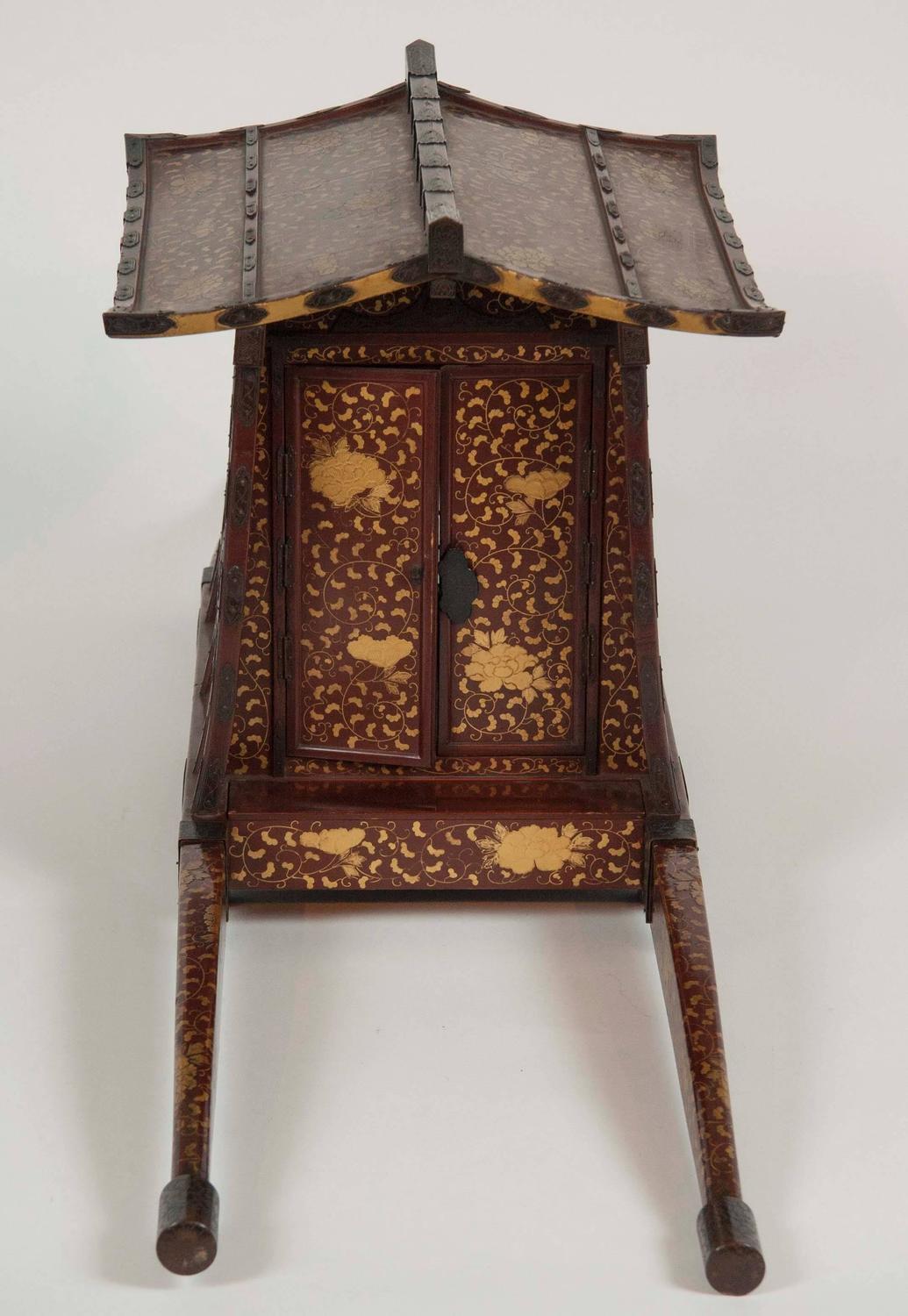 Japanese Edo-Meiji Period Lacquered Palanquin For Sale at 1stdibs