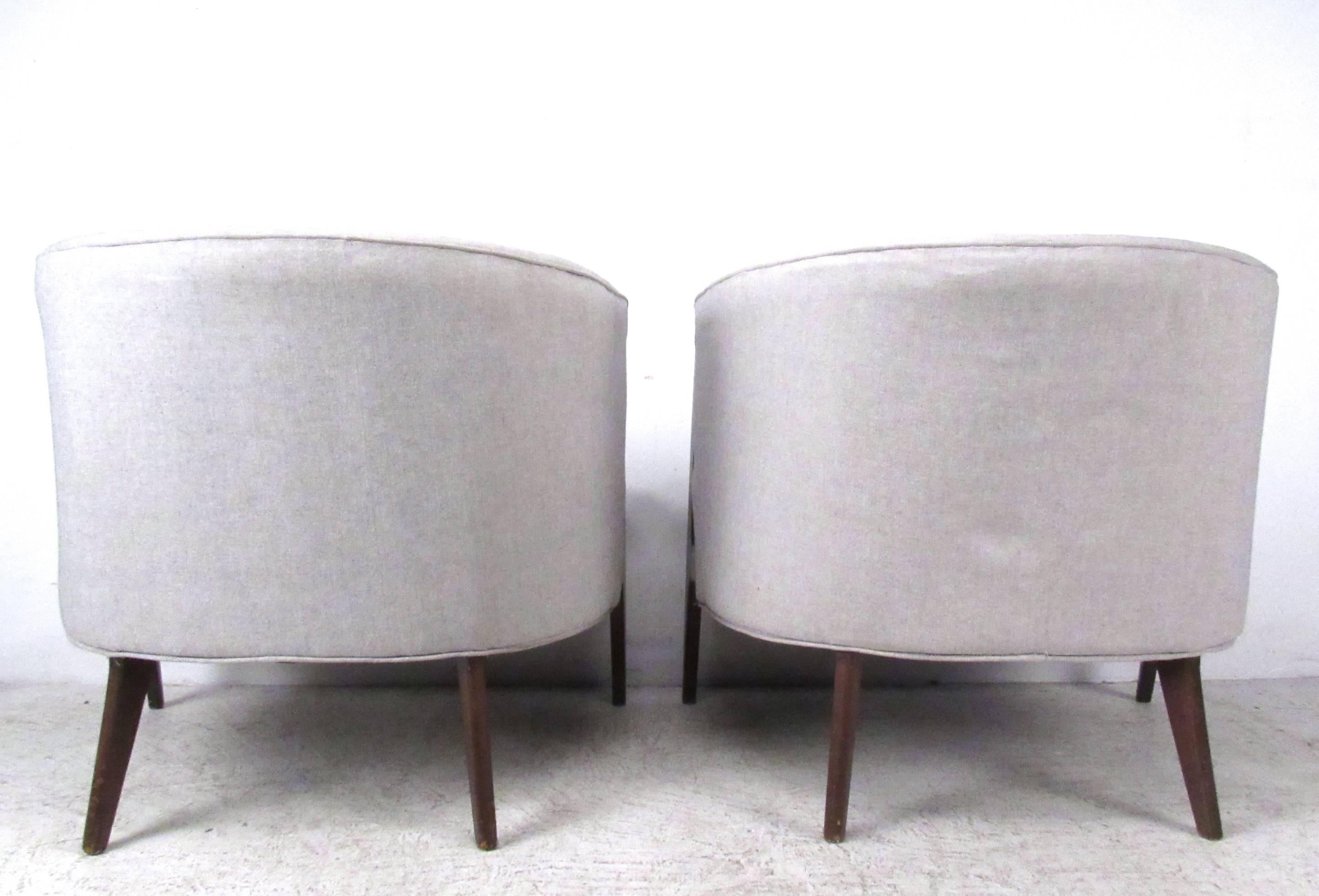 Stylish Pair of Mid-Century Modern Barrel Back Chairs at 1stDibs