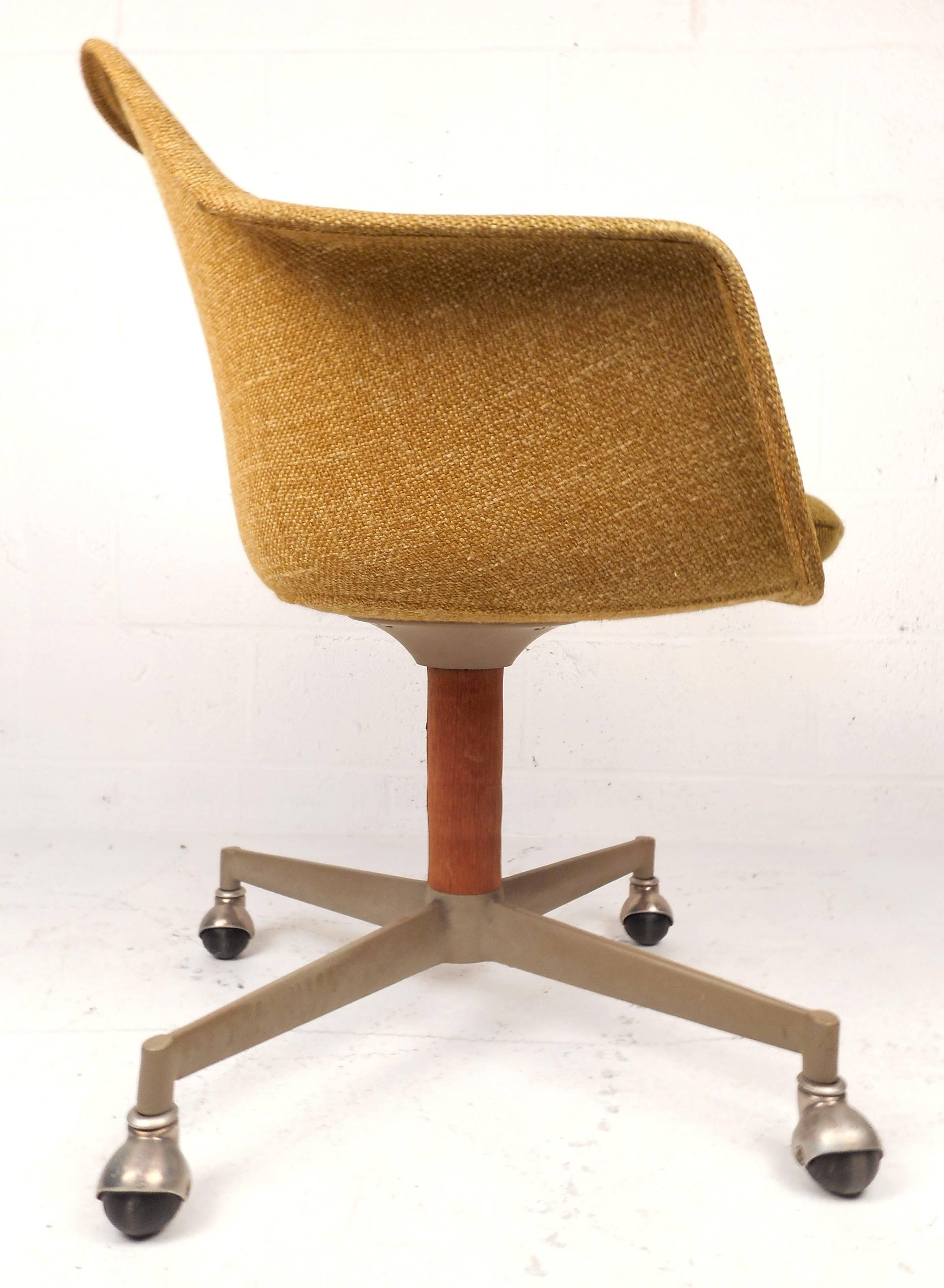 Mid-Century Modern Office Chair in the Style of Herman Miller at 1stDibs