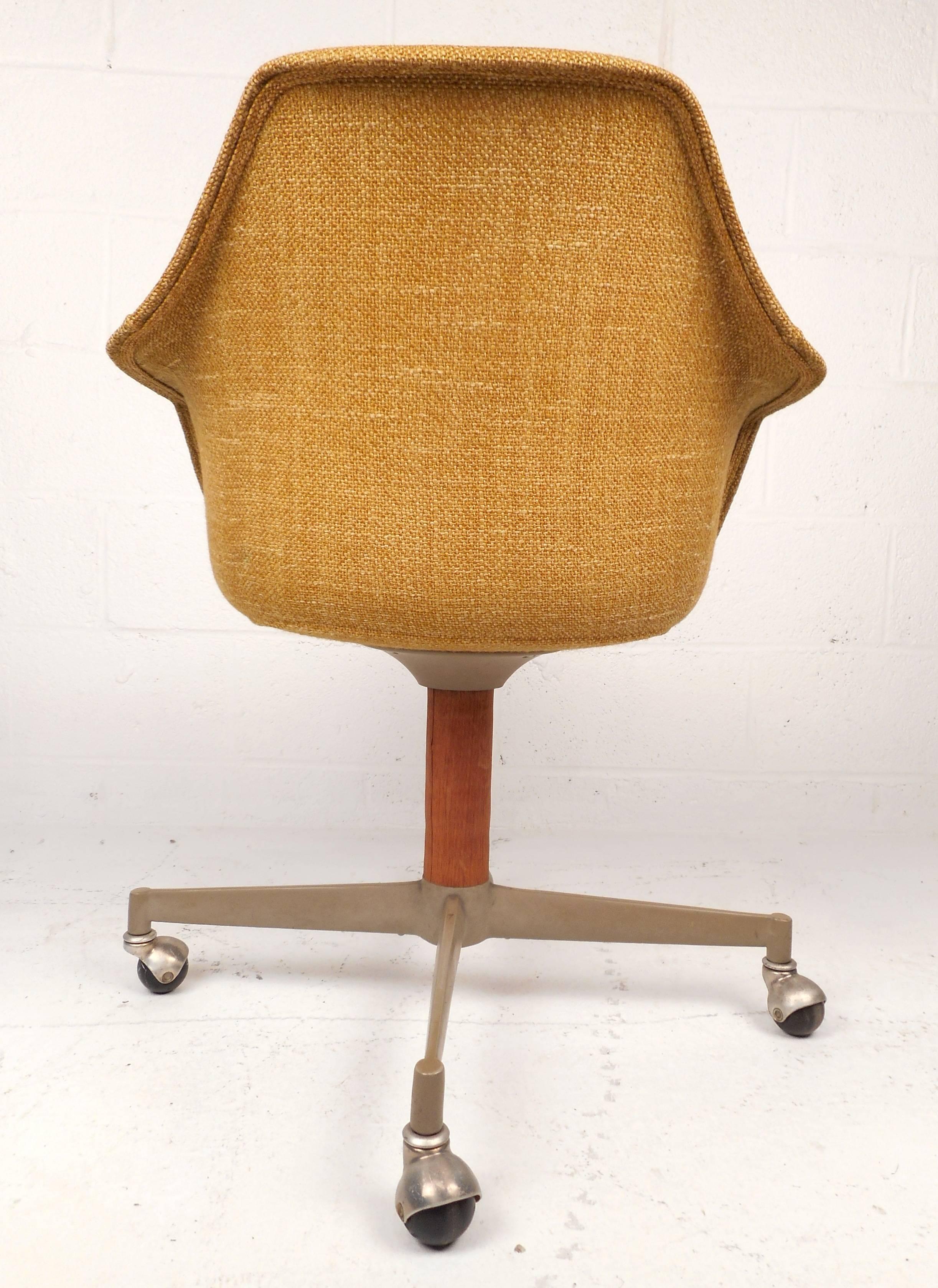Mid-Century Modern Office Chair in the Style of Herman Miller at 1stDibs