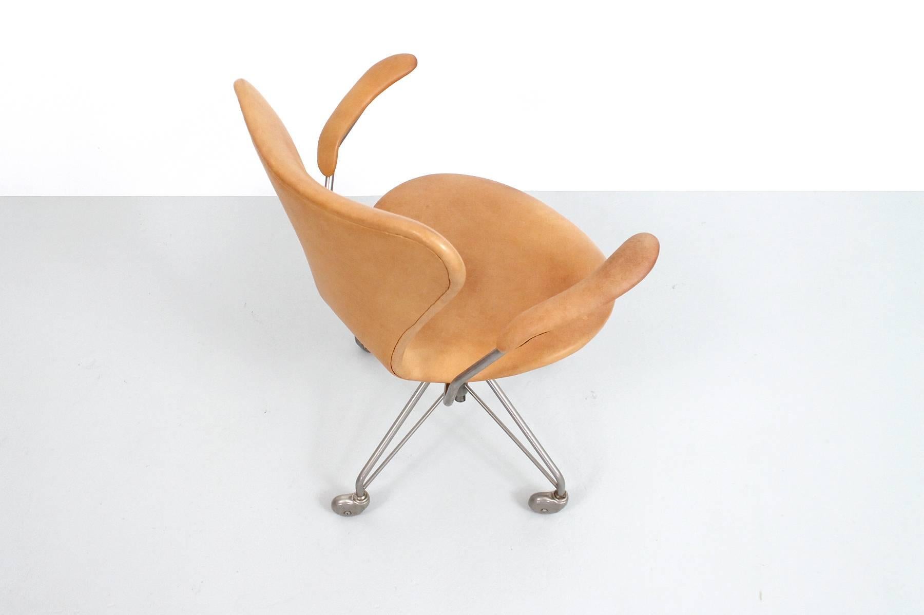 Sevener Desk Chair by Arne Jacobsen at 1stDibs