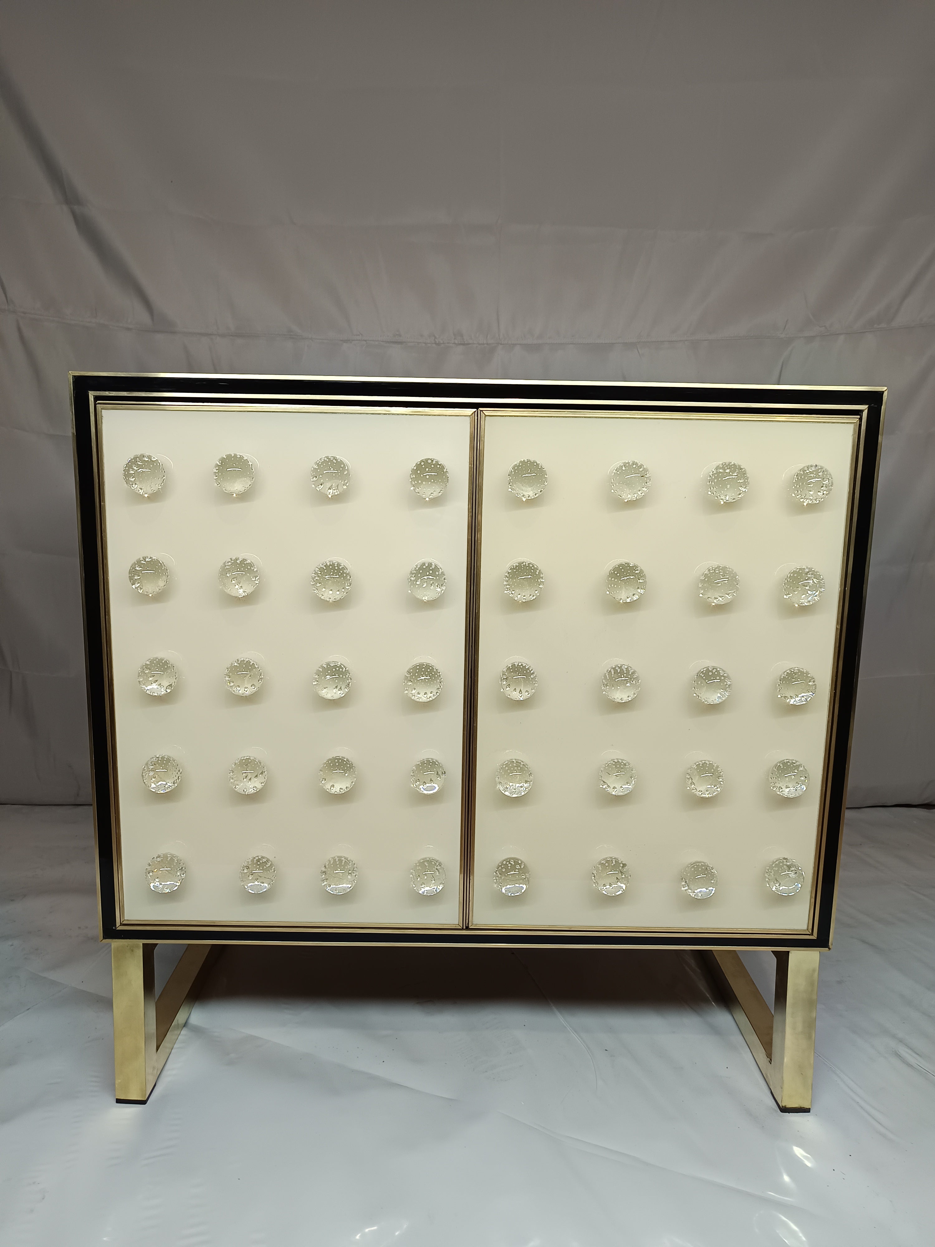 Cabinet 2 ante bianco crema, corpo nero, 40 sfere di Murano, profili in ...