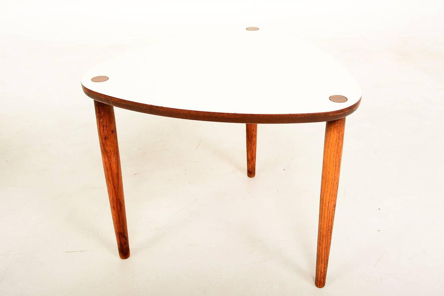 Mid-Century Modern Triangular Nesting Tables For Sale at 1stdibs