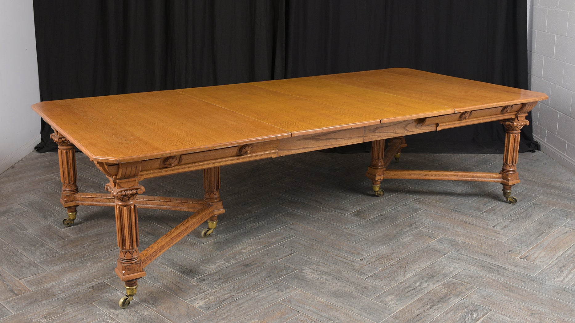 Large 19th Century Oak Round Dining Table For Sale at 1stDibs