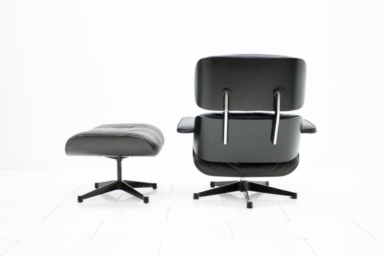 Charles Eames Lounge Chair with Ottoman Black / Black For Sale at 1stDibs