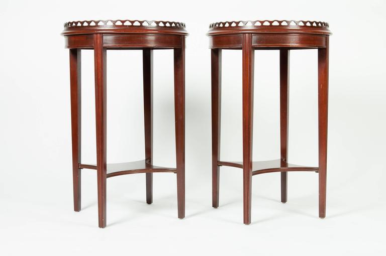 Antique Pair of Round Mahogany End Tables For Sale at 1stDibs