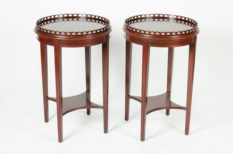 Antique Pair of Round Mahogany End Tables For Sale at 1stDibs