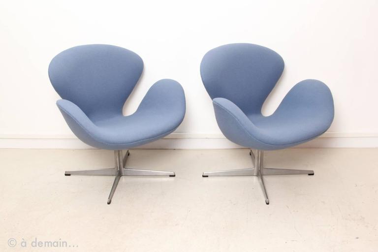 Pair of Swan Chairs by Arne Jacobsen, Edited by Fritz Hansen from 1968 ...