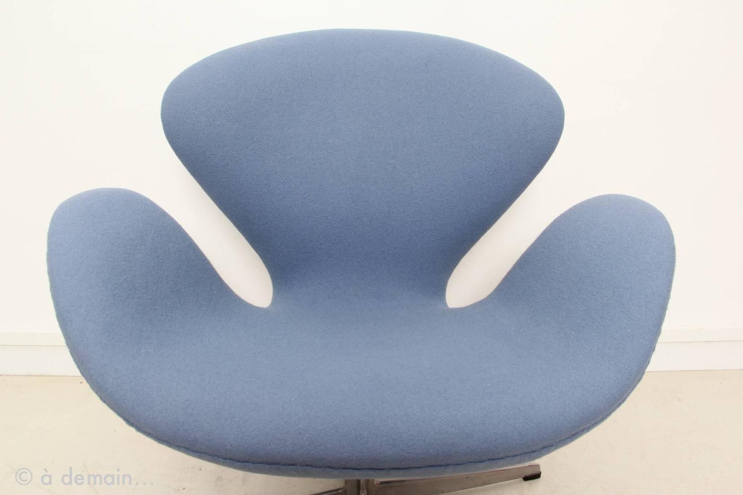 Pair of Swan Chairs by Arne Jacobsen, Edited by Fritz Hansen from 1968 ...