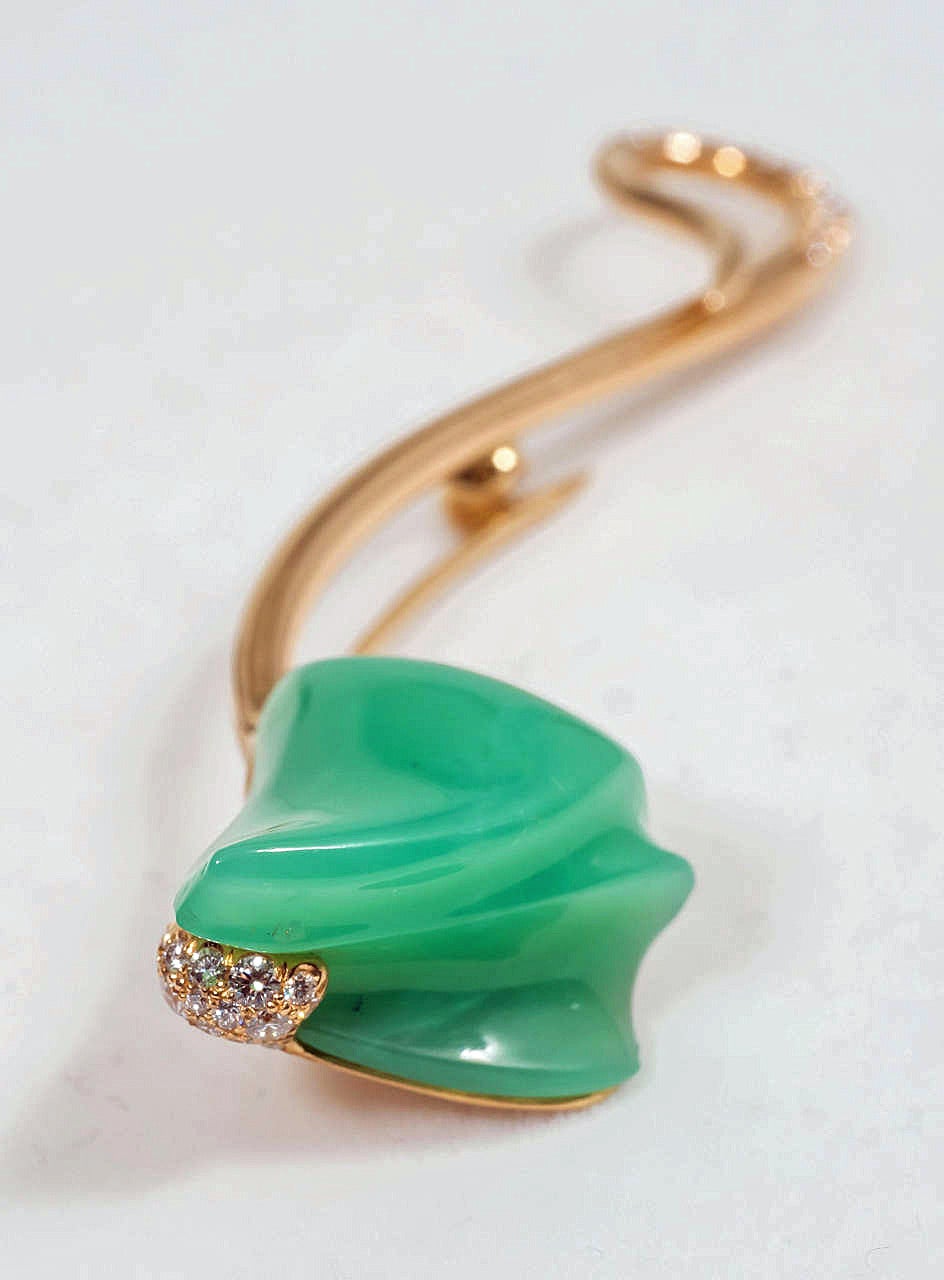 Naomi Sarna Carved Chrysoprase Diamond Gold Bud Brooch For Sale at 1stDibs