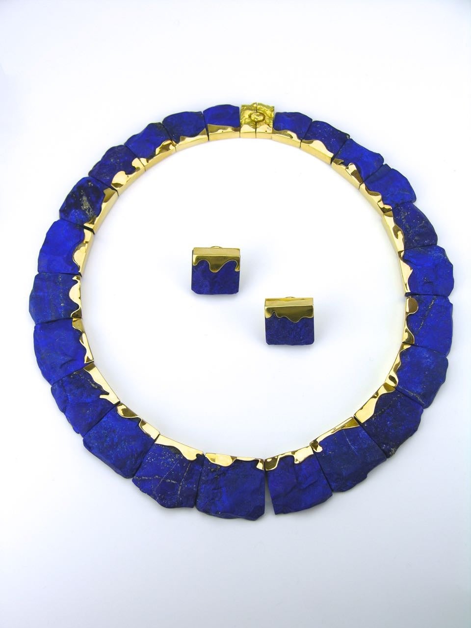 Nicholas Wylde Collier anglais en or et lapis-lazuli En vente sur 1stDibs