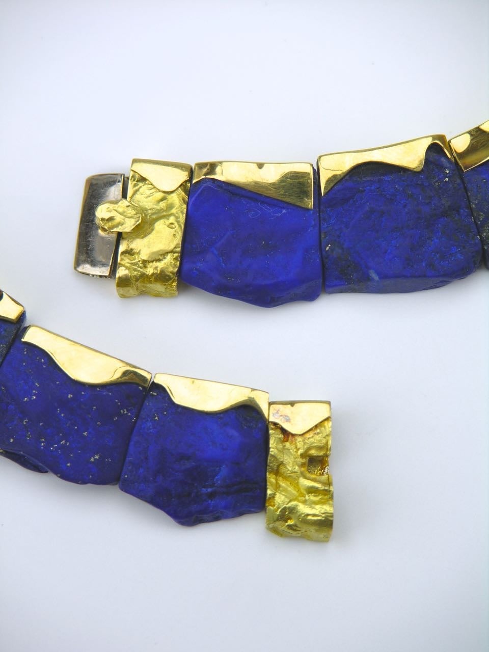 Nicholas Wylde Collier anglais en or et lapis-lazuli En vente sur 1stDibs